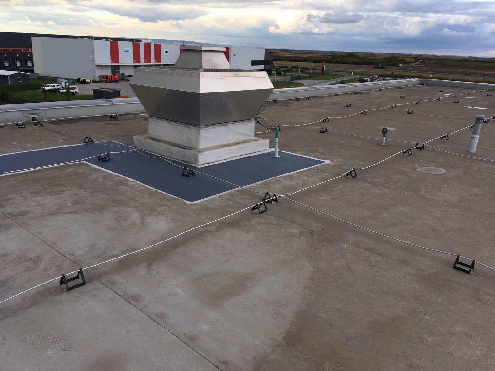 Technical roof “Bosch” Šimanovci – Walkway-20 footpaths – DVS izolacija